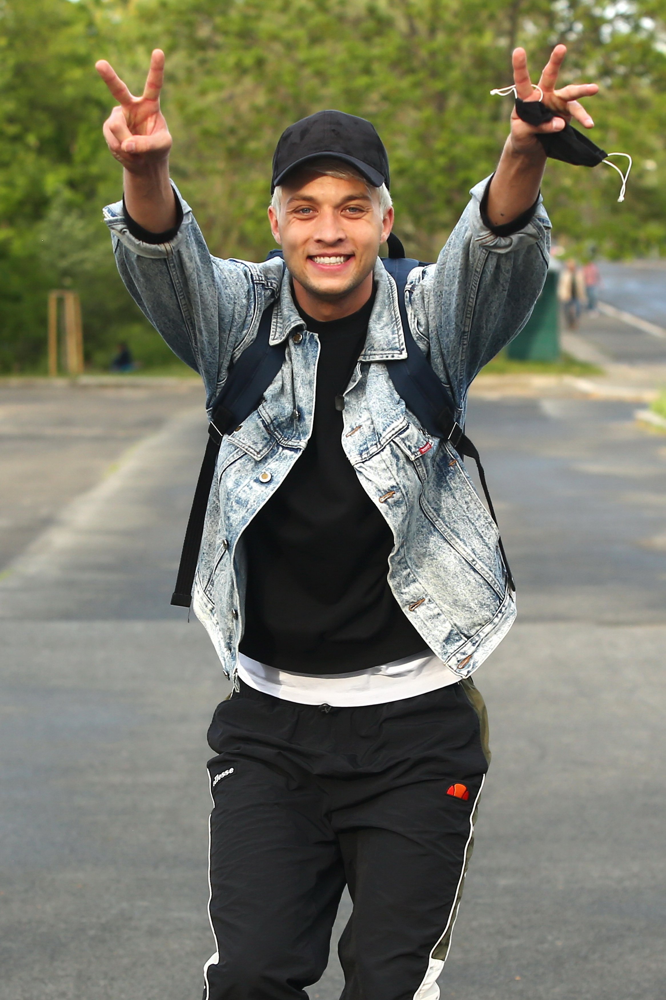 V neděli ho vídáte v SuperStar. V týdnu může zazvonit u vašich dveří ...